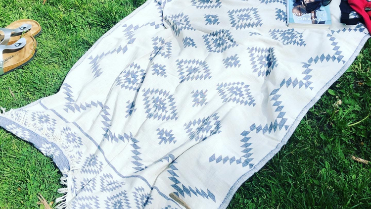 4 ways to use Turkish towels for your next picnic – Turkish Towels Etc.
